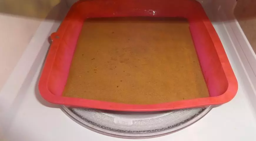 Foto van de voorbereiding van een recept: Snelle chocoladetaart met noten en chocolade-icing, stap nummer 6