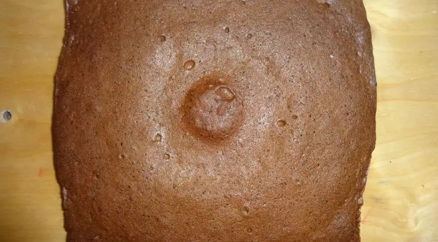 Foto della preparazione della ricetta: torta al cioccolato veloce con dadi e glassa al cioccolato, punto numero 7