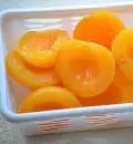 নরম পর্যন্ত সিরাপ মধ্যে apricots উড়ে