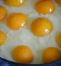 Apricots পিষ্টক উপর থাকুন, গরম জেলি ঢালা