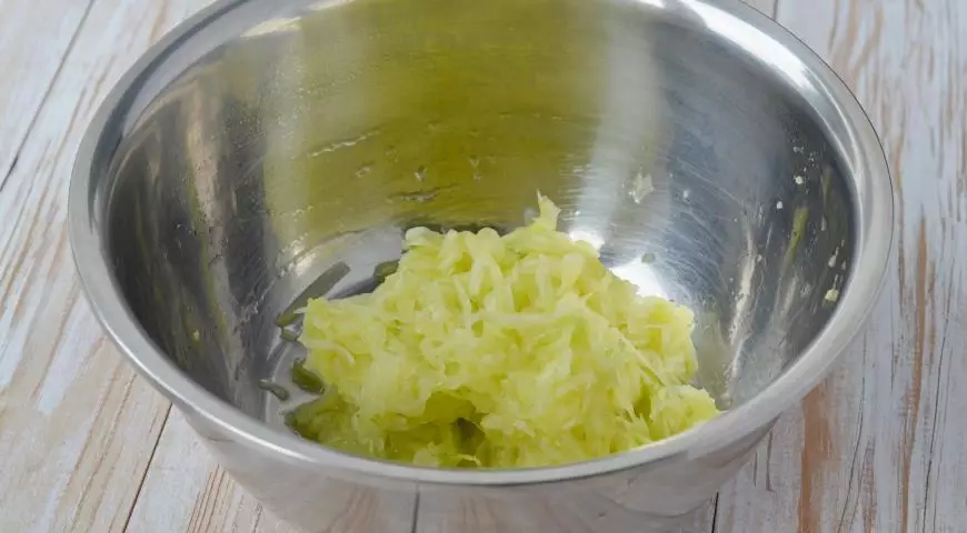 To prepare a roll of zucchini three on a coarse grater