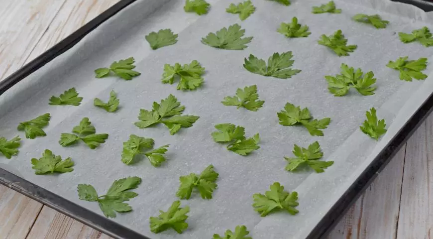 Packerê bakayê bakery, pelên parsley digire