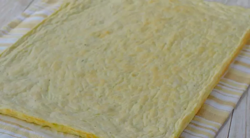 Pour the dough for the roll on the baking sheet