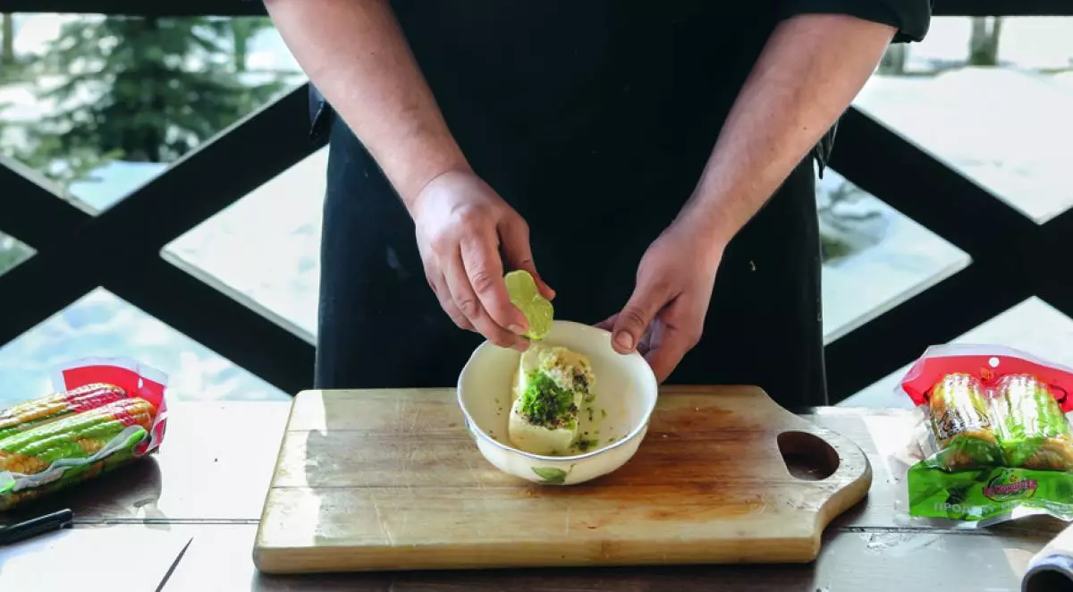 Nous mélangons pour la Souse du jus et du zeste citron, ail, beurre, sel, sel