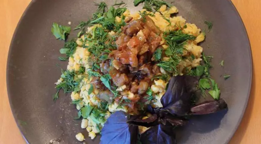 Porridge de pois avec des aubergines