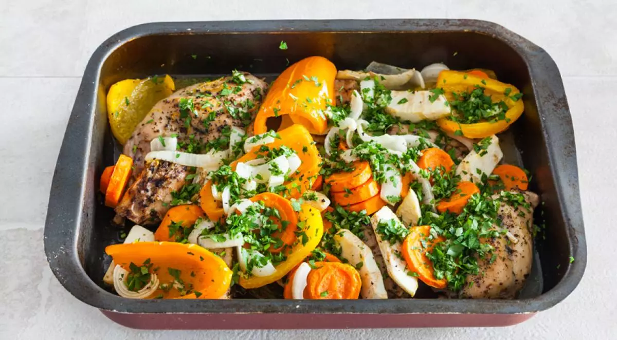 Stock foto madlavning opskrift: kanin, stuvet med grøntsager, trin nummer 5