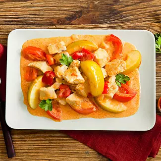 Paprikash avec du poulet dans une cuisinière lente