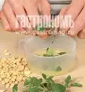 Stock Foto Coking Resept: Champignons mei Cedar Nuts, Stap Number 3