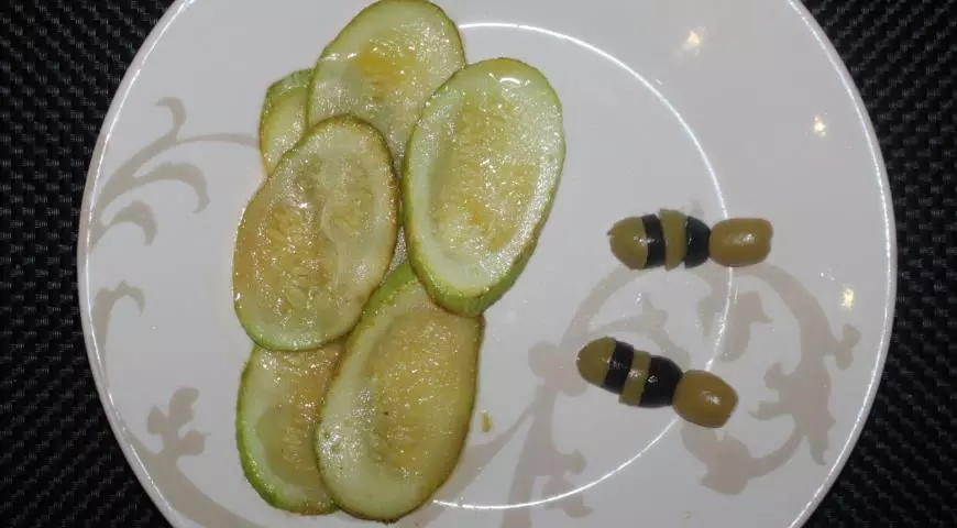 Zucchini lizze en bijen út oliven meitsje