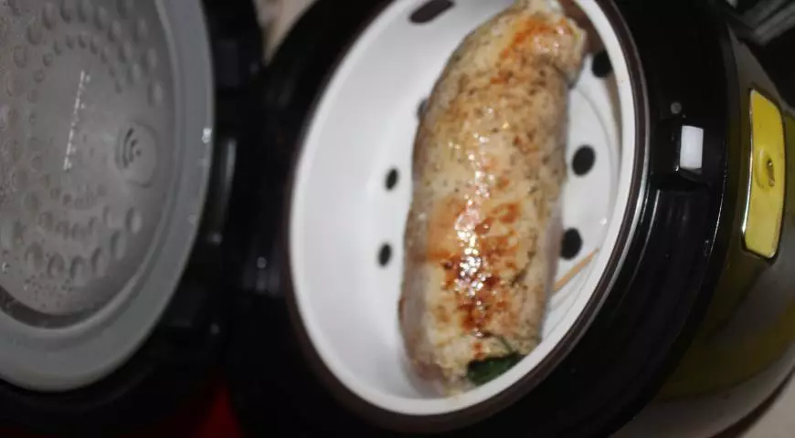 Cucinare il rotolo di tacchino piccante in multicooker