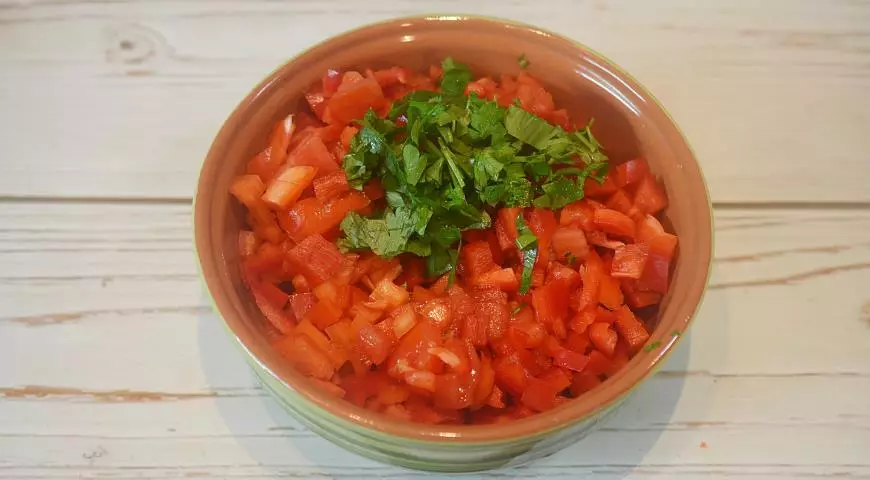 Add to vegetables Sliced ​​parsley, dried mint and tomato paste