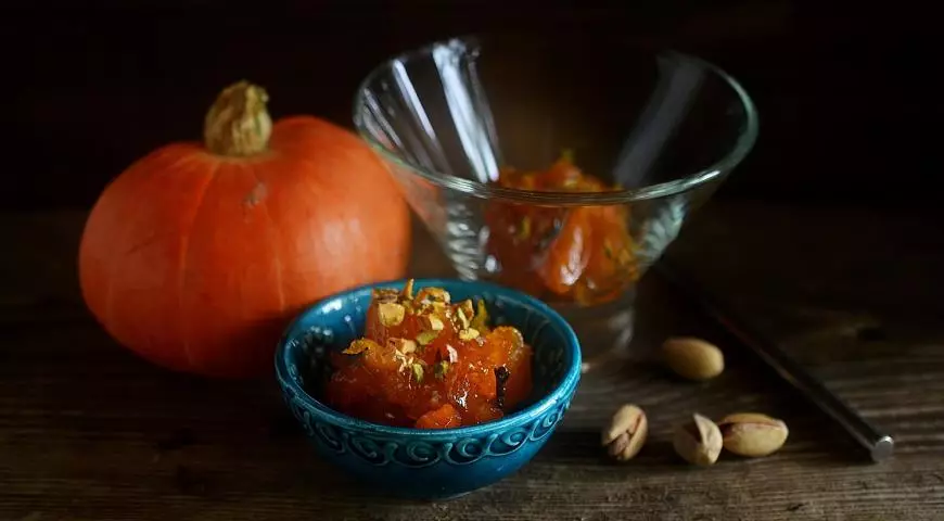 Servir calabaza en jarabe de miel con pistachos.