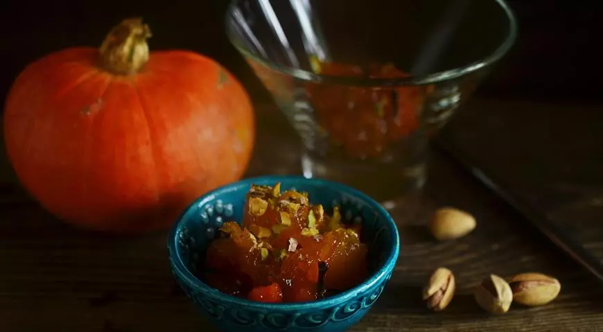 Cooking a pumpkin in honey syrup