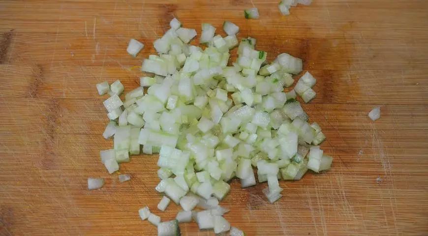 Para o pepino peelado de JYDANIK picar finamente