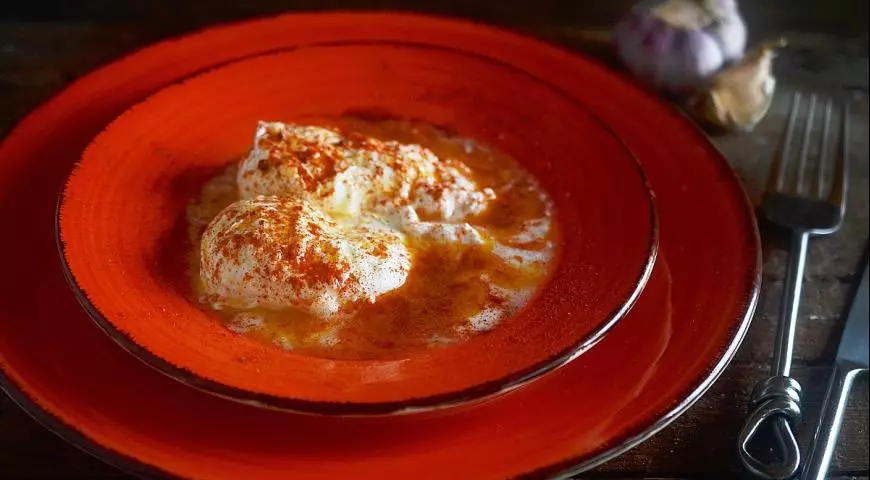Resipi langkah demi langkah untuk telur turkish hancur dengan yogurt