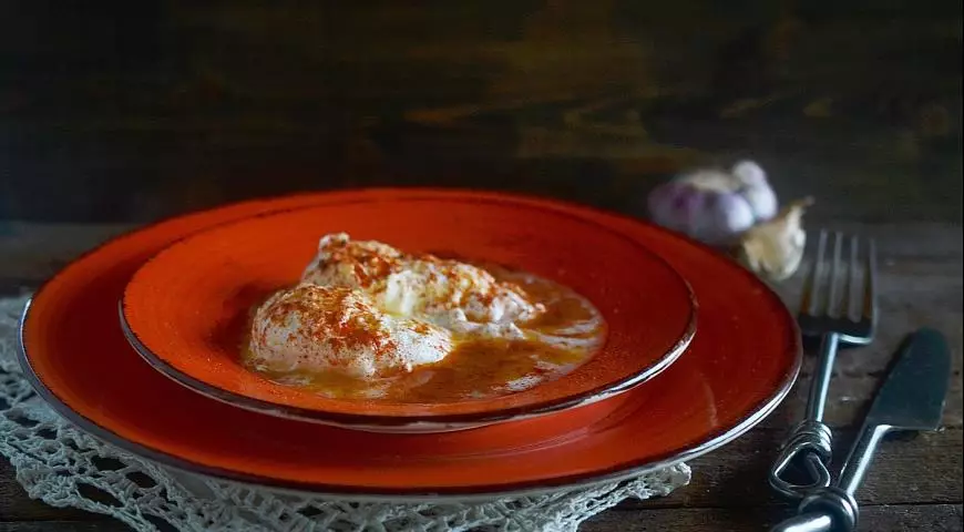 Vaření kroky turecké míchané vejce s jogurtem
