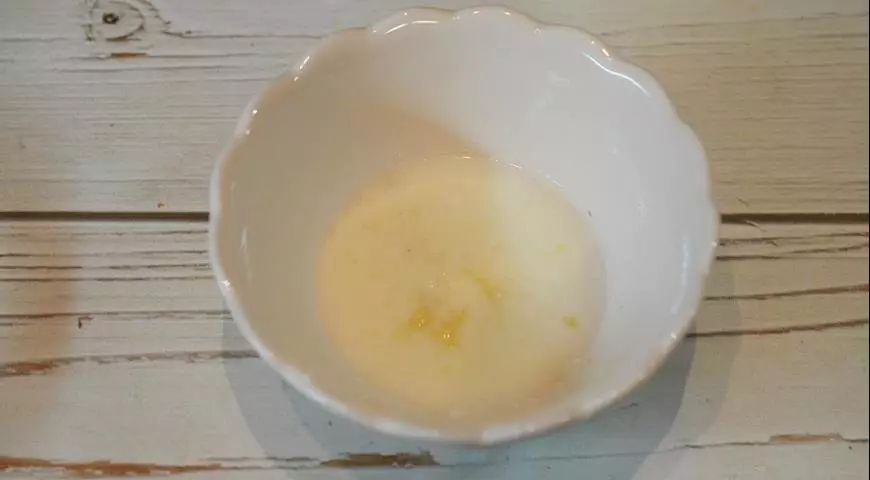 Dalam yogurt menambah bawang putih dan garam