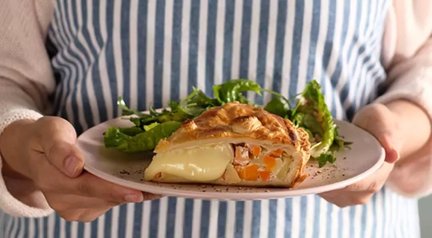 Camembert cake, patatas ug karot nga adunay berde nga salad