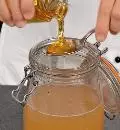 Foto de la preparación de una receta: vinagre de manzana con pasas y miel, paso número 3