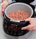 Stock foto madlavning opskrift: kød gryderet med gulerødder og selleri i en langsom komfur, trin nummer 5