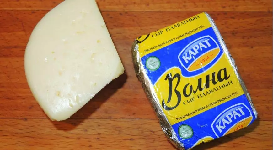 Decorar unha ensalada de pavo con queixo crema e crema derretida