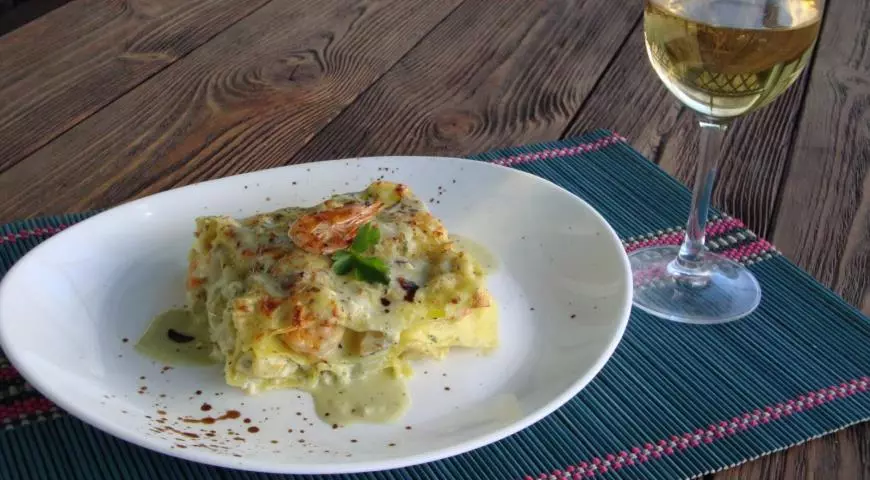 समुद्री भोजन के साथ Lasagna (मछली ट्यूबेट, झींगा और scallops)