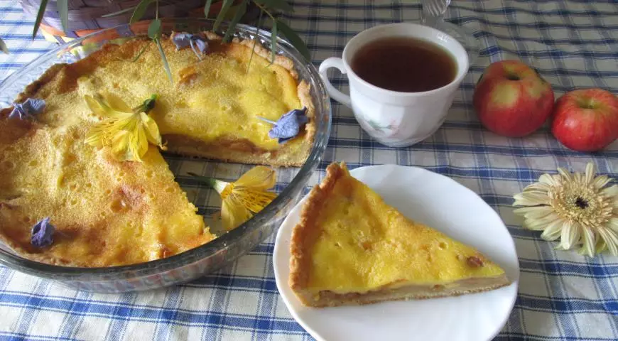 Foto da preparación dunha receita: torta de mazá con derramamento sobre as rosas da tía da receita, o paso número 6