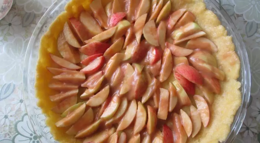 Foto de stock Receita de cocina: torta de mazá con vertido sobre unha receita subasta rosa, paso №4