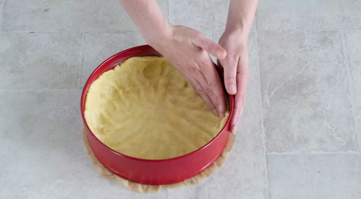 Poser la pâte en forme de cuisson