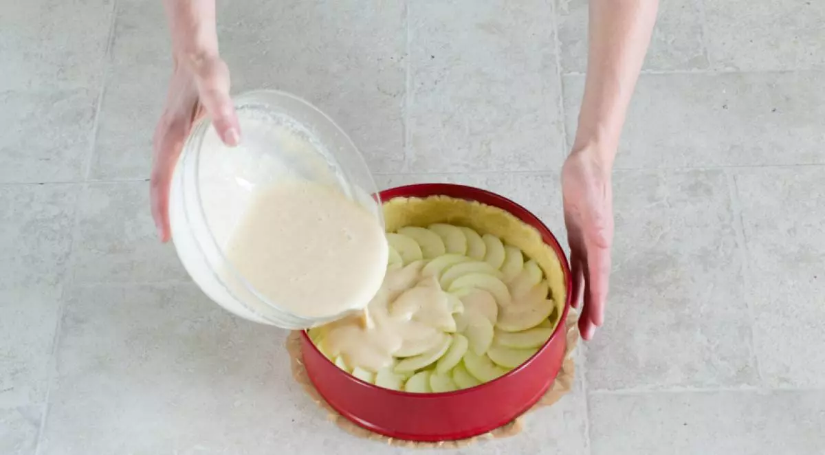 Dans la forme pose le remplissage du gâteau