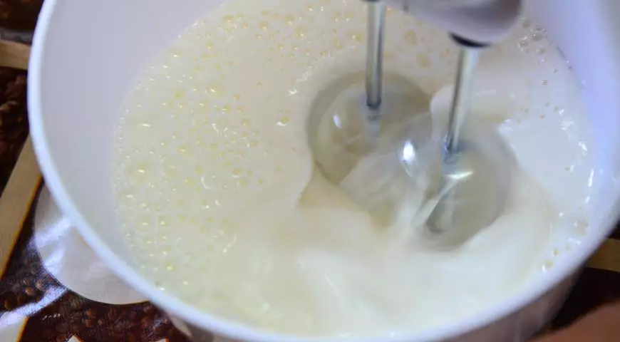 ホイップした卵に牛乳を加える