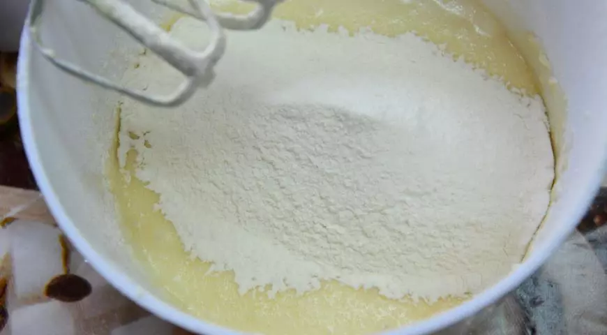 Mehl saugen, um Kuchen mit Pflaume zu kochen