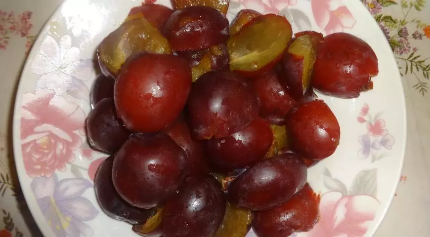 Ipanagtag ang minasa nga porma alang sa pagluto, ibutang ang pagpuno ug hiwa nga mga plum, pagluto hangtod andam