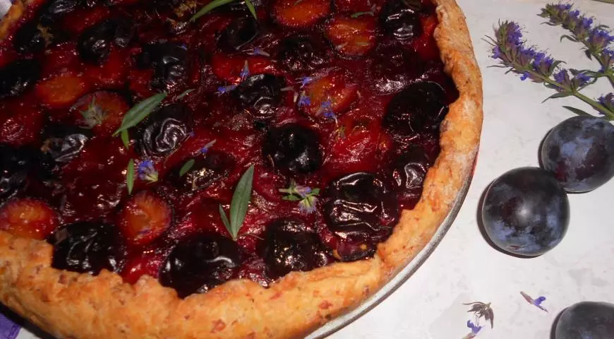 Kiel Kuiri Plum Tart kun kazeo