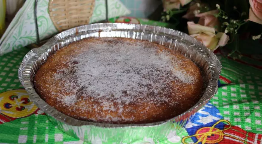 Gâteau de farine de maïs avec des prunes