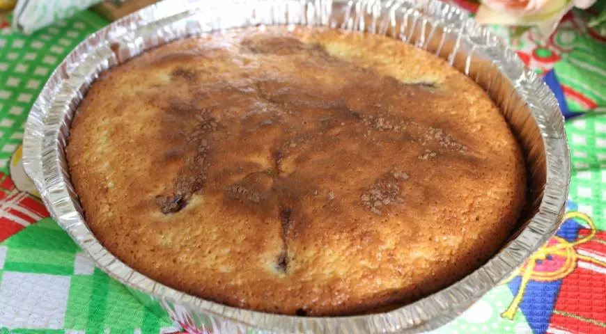 Cuire le gâteau de farine de maïs avec des prunes