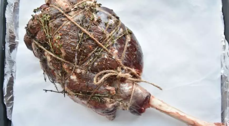 Photo de la préparation de la recette: agneau cuit dans une pâte feuilletée, étape numéro 2