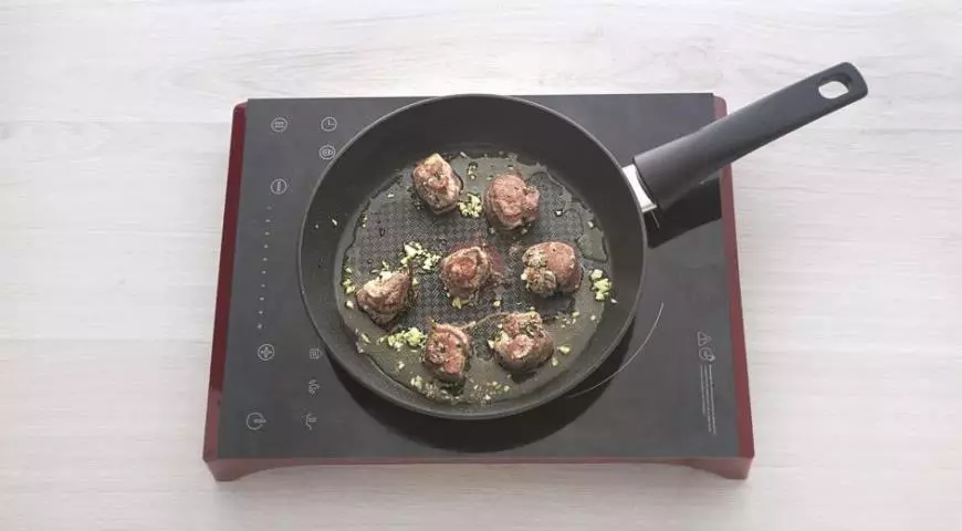 Foto Foto La ricetta di cucina: ritaglio di agnello con uva e purè di patate, step №4