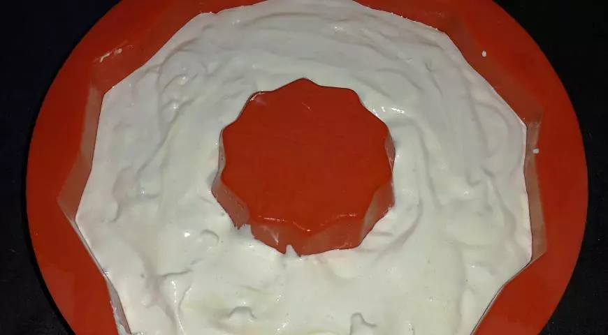 Tuang adonan ke dalam bentuk kue