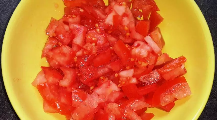 Исечете ги доматите и бибер за готвење зеленчук салса
