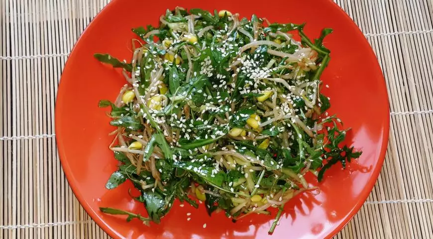 Salad with Soybean Bobs and Ruchola