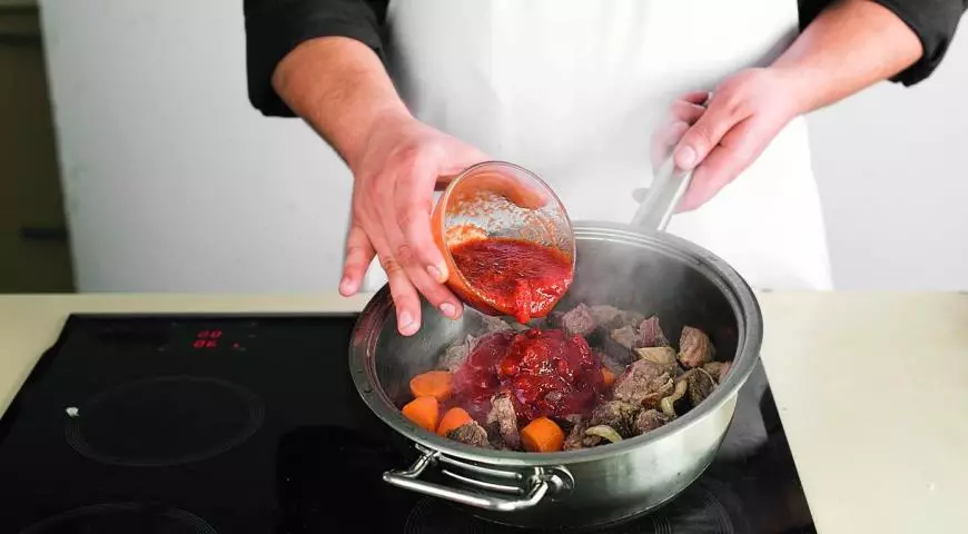 Stock Foto Koken recept: rundvleesstoofpot met groenten, stap nummer 5