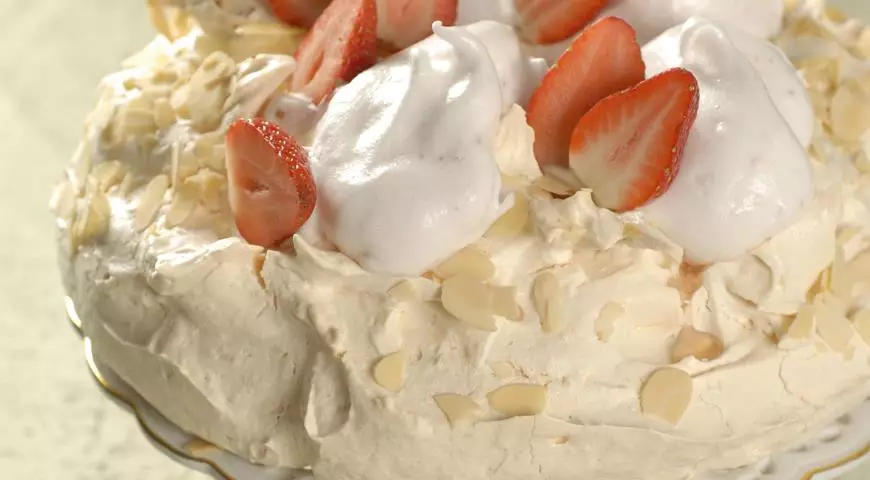 Cake pavlova na may strawberry.