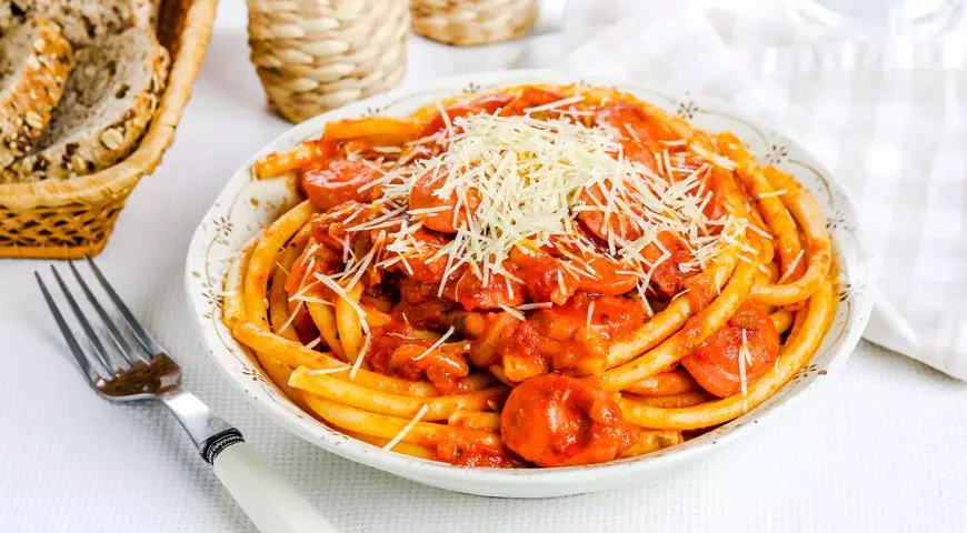 Spaghetti dengan sosej dalam sos tomato