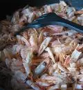 წმინდა shrimp, fry on ზეითუნის ზეთი ჭურვი და ხელმძღვანელი სამზარეულო სოუსით