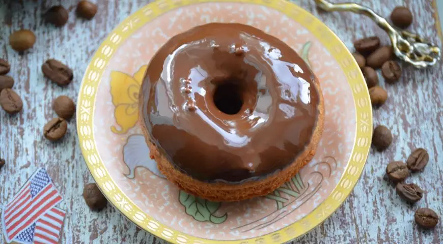 Chocolate americano coberto de donut