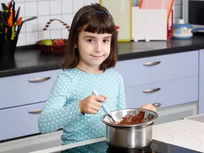 Formaggio smaltato: i bambini stanno preparando