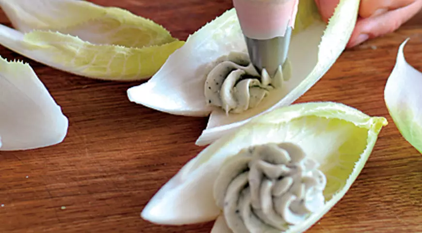 Foto de la preparación de la receta: achicoria con higo y queso azul, paso número 4