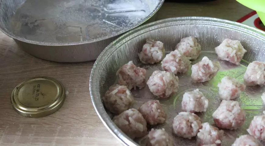 Lati iresi ati ẹran minced kekere awọn boolu, dubulẹ wọn ni irisi