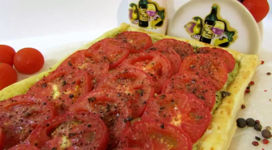 Puff wienerbrød kage med tomater, grøn pesto drys med basilikum